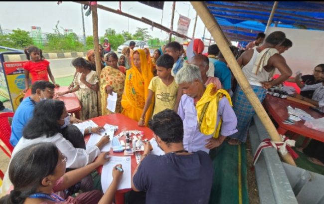 एम्स के सीनियर डॉक्टरों ने लगाया बाढ़ पीड़ित विस्थापितों के लिए मेडिकल ...